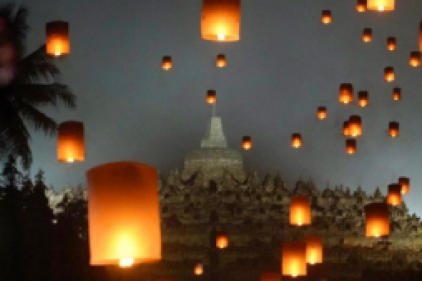 Waisak, Ribuan Lampion Hiasi Langit Borobudur